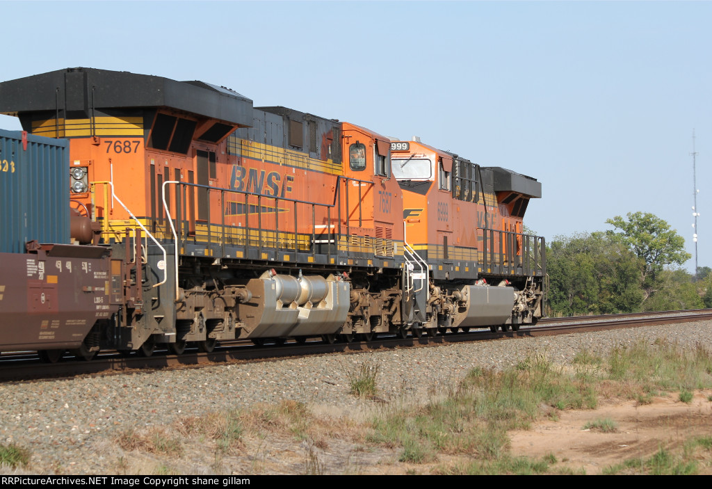 BNSF 7687 and 6999 run dpu.
